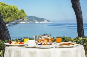 Café da manhã com buffet grátis todos os dias