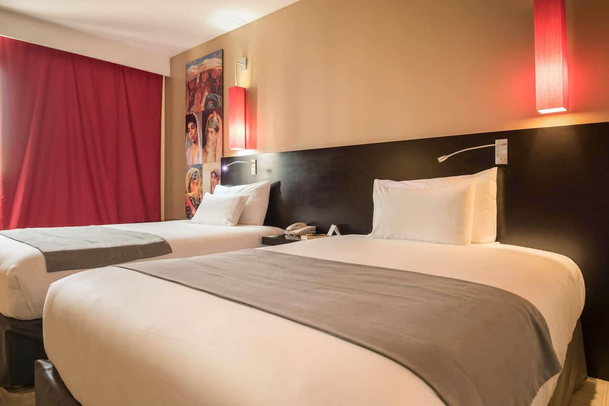 Quarto Standard, 2 camas individuais | Cofre no quarto, secretária, cortinas/cortinados opacos