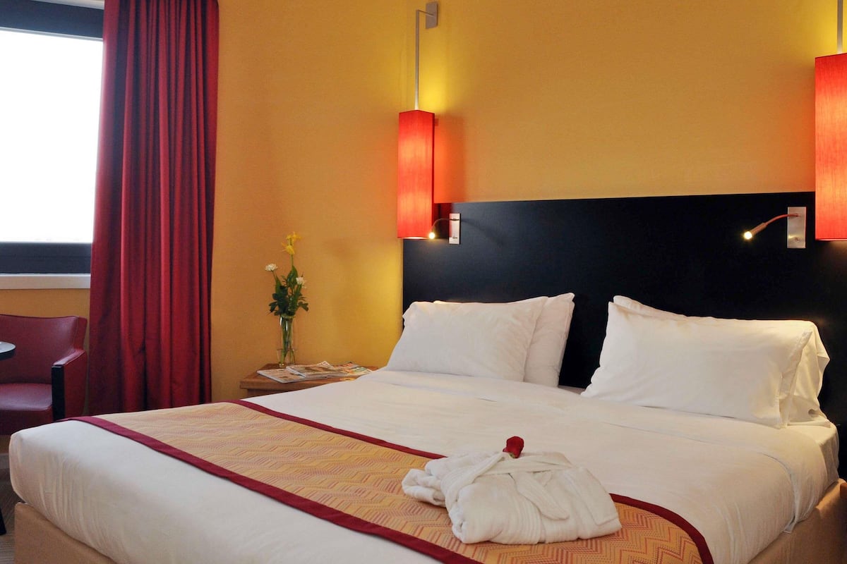 Quarto Standard, 1 cama queen-size | Cofre no quarto, secretária, cortinas/cortinados opacos