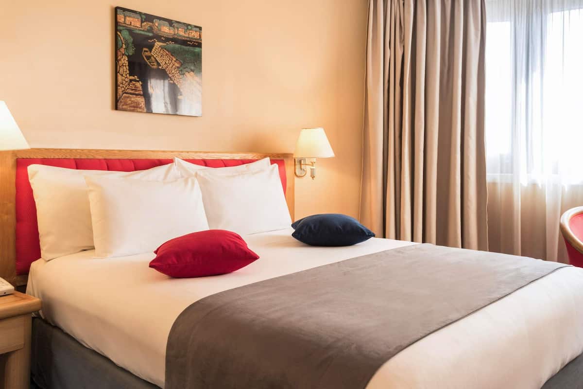 Quarto Duplo Superior, 1 cama de casal | Cofre no quarto, secretária, cortinas/cortinados opacos