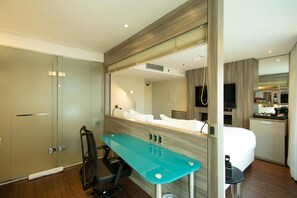 Quarto Business Class King | Minibar, cofre no quarto, secretária, cortinas/cortinados opacos 