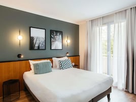 Cofre no quarto, secretária, berços/camas para crianças grátis 