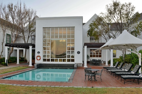 Piscina externa, guarda-sóis, espreguiçadeiras