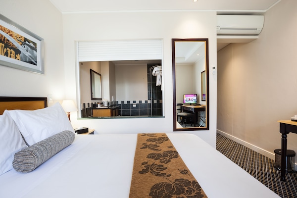 Roupas de cama premium, cofres nos quartos, escrivaninha