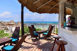 5 bares/lounges, 2 bares à beira da piscina, 2 bares junto à piscina