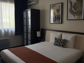 Quarto standard, 1 cama de casal | Escrivaninha, cortinas blackout, quartos à prova de som