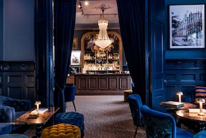 2 bares/lounges