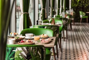 Servem pequenos-almoços, almoços, jantares e brunches (fins de semana)