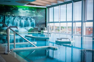 2 piscinas interiores, piscina exterior