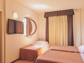 Quarto triplo família | Roupas de cama antialérgicas, edredons de pluma, frigobar, escrivaninha