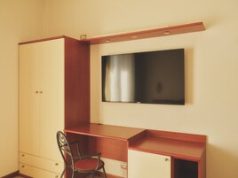 Quarto casal de uso individual | Sala de estar | TV 20 polegadas com canais digitais