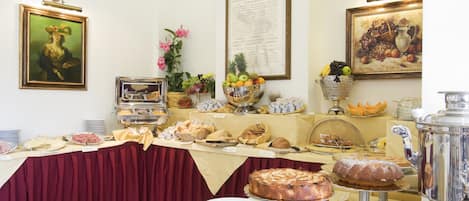 Disposição de buffet com diversos alimentos e um cardápio grande emoldurado na parede.