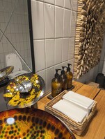 Dobbeltværelse med mulighed for 1 ekstra opredning | Casa de banho | Um polibã, artigos de higiene pessoal grátis, um secador de cabelo 