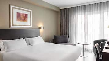 Roupas de cama premium, edredons de pluma, frigobar, cofres nos quartos