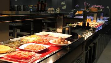Café da manhã com buffet diário (EUR 11 por pessoa)