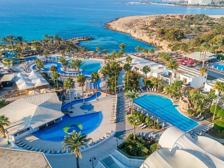 Piscina interna, 5 piscinas externas, guarda-sóis, espreguiçadeiras