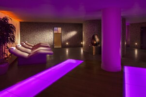 Sauna, tratamentos corporais, massagens de pedras quentes 
