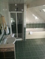 Quarto Duplo | Casa de banho | Um secador de cabelo, toalhas fornecidas