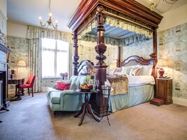 Master 4 Poster | Cofres nos quartos, ferros/tábuas de passar roupa, Wi-Fi de cortesia