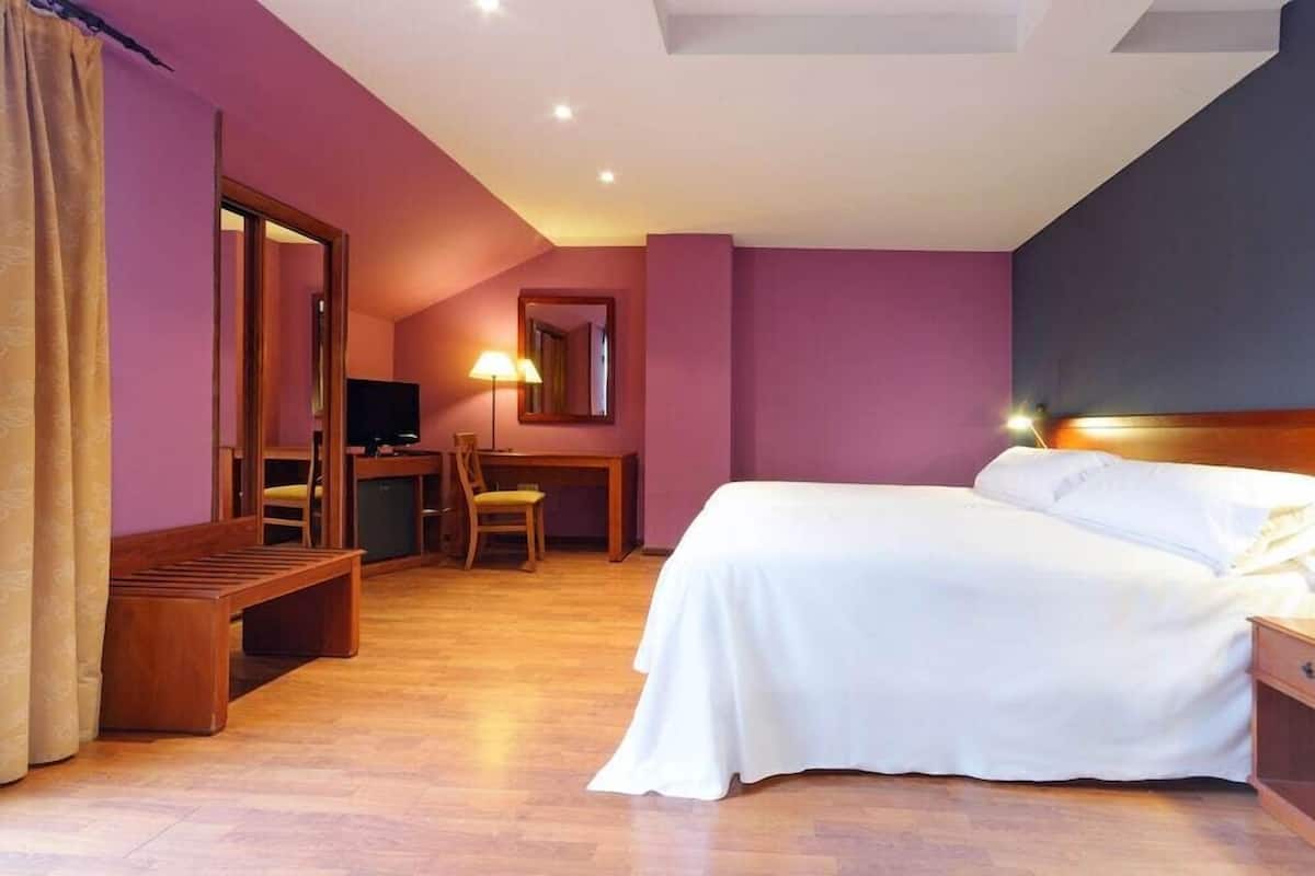 Roupas de cama premium, edredons de pluma, frigobar, cofres nos quartos