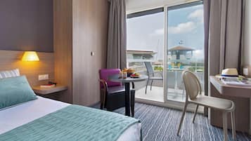 Quarto superior, 1 cama Queen, vista para o mar, ao lado da piscina | Comodidades do quarto