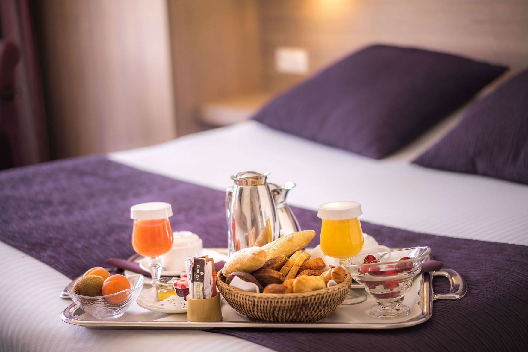 Roupas de cama premium, frigobar, cofres nos quartos