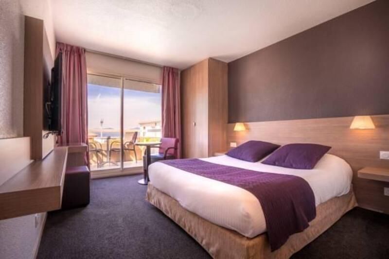 Roupas de cama premium, frigobar, cofres nos quartos
