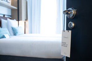 Roupas de cama premium, frigobar, cofres nos quartos, escrivaninha