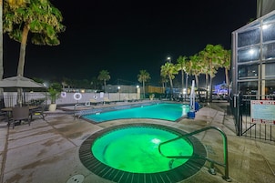 Piscina exterior sazonal, uma piscina aquecida, espreguiçadeiras