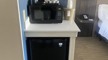 Quarto standard, 1 cama King, acessível (Accessible Tub) | Roupas de cama premium, escrivaninha, espaço de trabalho para notebook