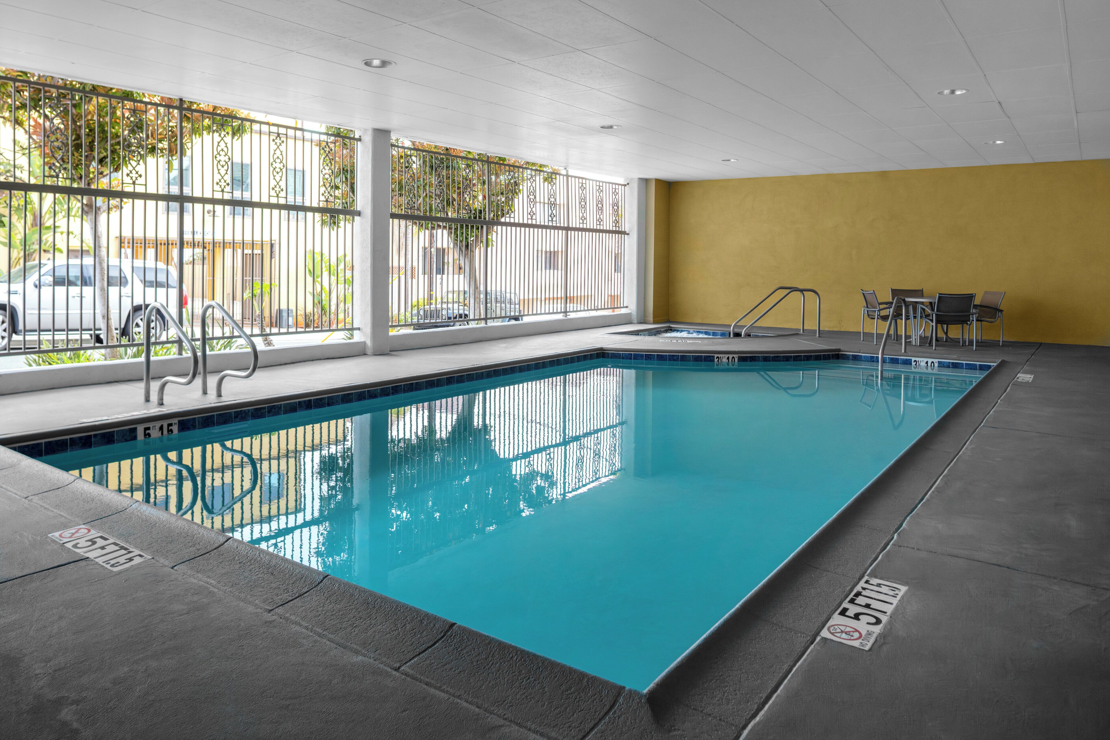 Piscina interior, piscina exterior 