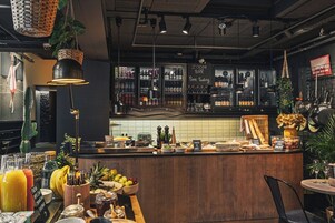 Pequeno-almoço continental diário mediante uma taxa
