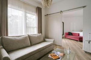 Suite Deluxe | Sala de estar | Televisor de ecrã plano de 42 polegadas com canais digitais, televisor 