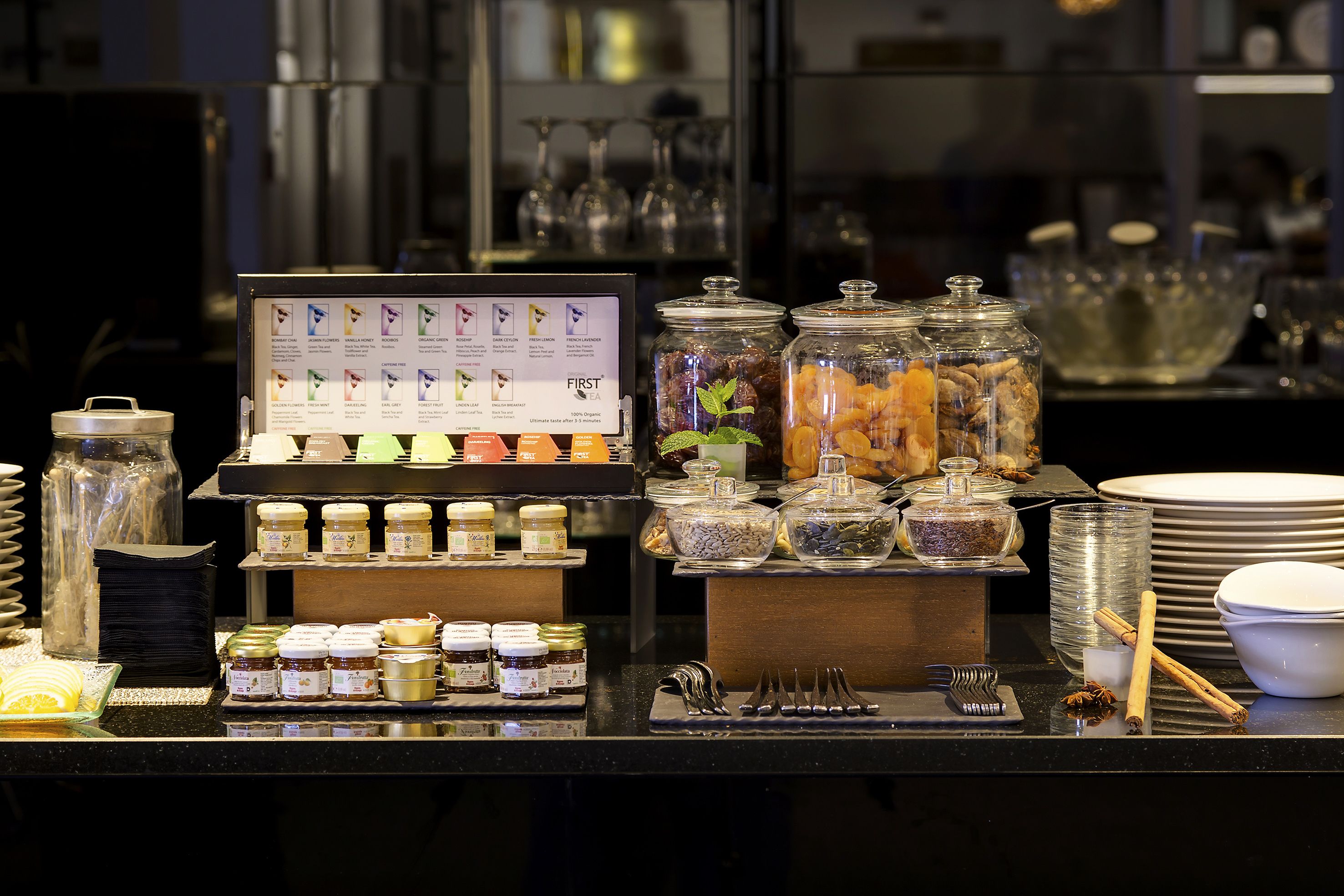 Uma mesa de buffet com diversos alimentos e acompanhamentos.