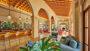 2 bares/lounges, este bar no lobby do hotel