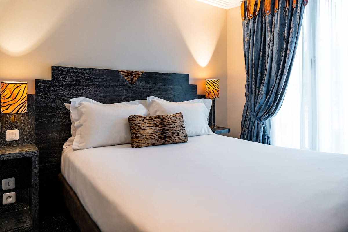 Roupas de cama premium, frigobar, cofres nos quartos, escrivaninha
