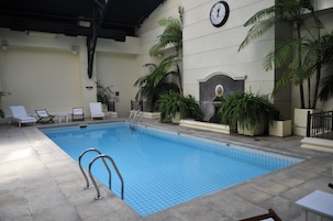 Piscina interna, espreguiçadeiras