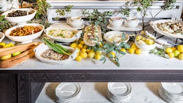 Café da manhã com buffet grátis todos os dias