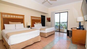 Quarto Deluxe | Minibar, cofre no quarto, cortinas/cortinados opacos