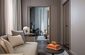 Roupa hipoalergénica, minibar, secretária, roupa de cama fornecida 