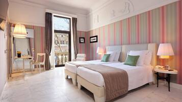 Quarto Duplo Deluxe | Roupa de alta qualidade, minibar, cofre no quarto, secretária