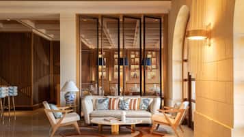 2 bares/lounges, um bar junto à piscina
