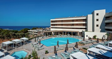 Piscina interna, 2 piscinas externas, guarda-sóis, espreguiçadeiras