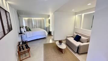 Suite Premium, banheira de hidromassagem, vista para o mar | Minibar, cofre no quarto, roupa de cama fornecida