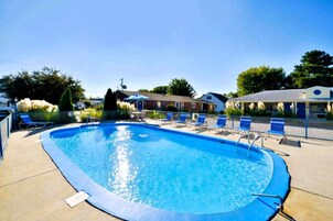 Piscina externa sazonal, funciona das 9h às 21h, guarda-sóis