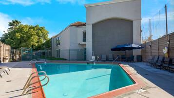 Piscina exterior, espreguiçadeiras