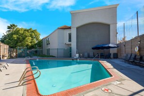 Piscina externa, espreguiçadeiras