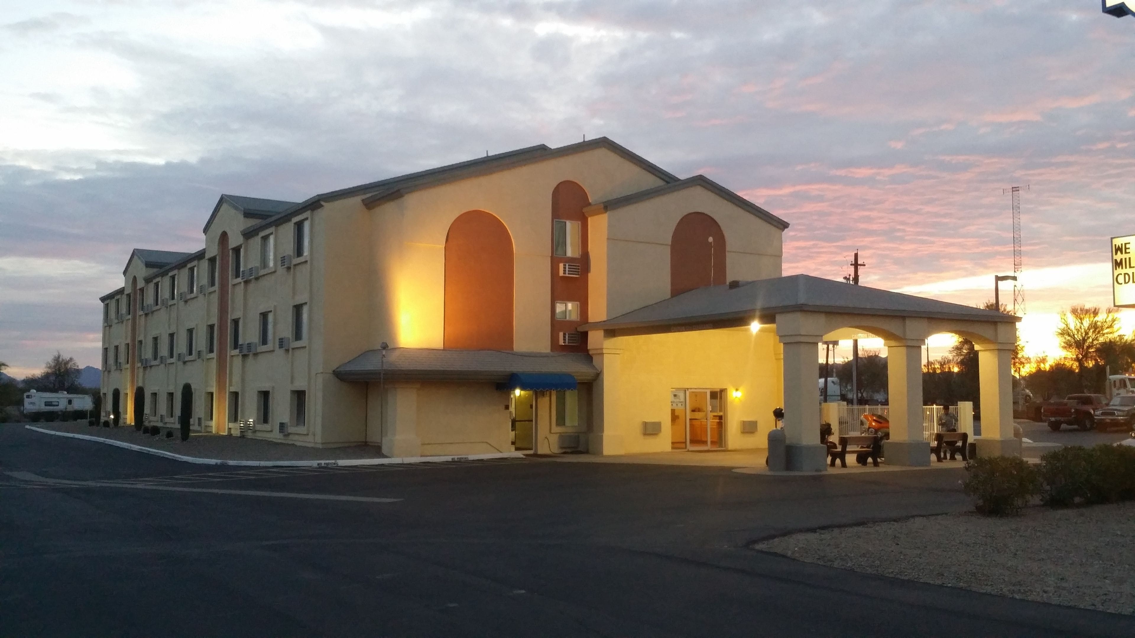 Hotel com vários andares, átrio central e um anexo menor.
