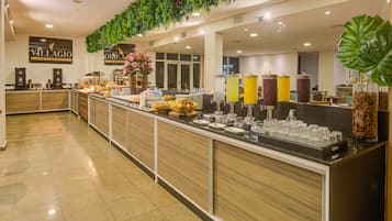 Café da manhã com buffet grátis todos os dias