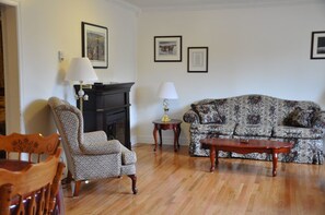 Apartamento Superior, 3 quartos | Sala de estar | Televisor plasma de 48 polegadas com canais por cabo, televisor